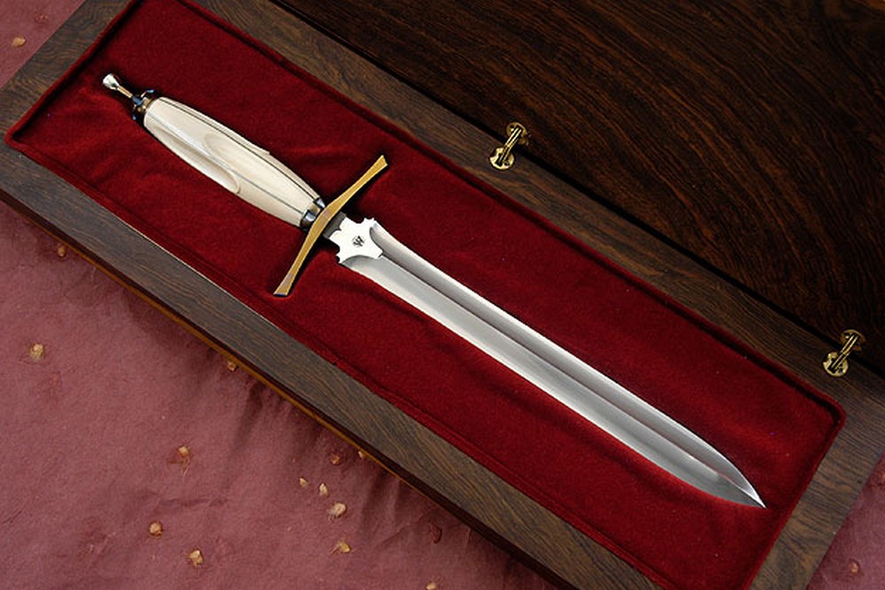 BladeGallery: Fine handmade custom knives, art knives, swords, daggers